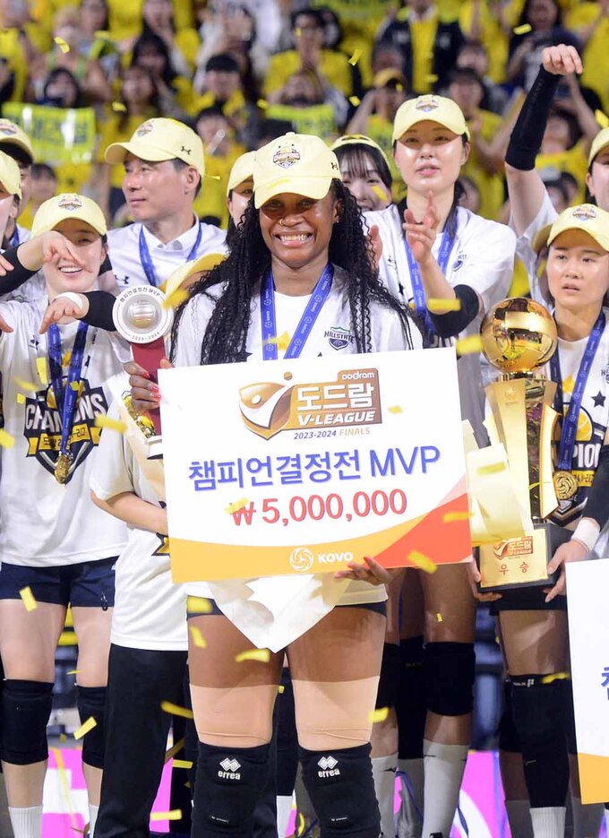 [SW포토]MVP 모마 - 세계일보